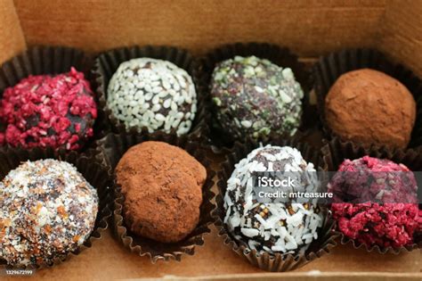 건조 코코넛 코코아 참깨 골판지 상자에 탈수 라즈베리 조각으로 코팅 된 개별 수제 초콜릿 트러플 단백질 볼의 행의 전체 프레임 이미지 높은 전망 0명에 대한 스톡 사진 및