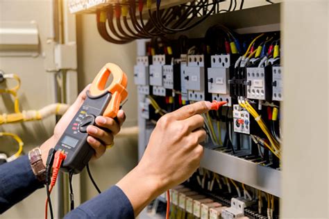 전기 엔지니어 작업 테스터는 전기 캐비닛 제어에서 전력 라인의 전압과 전류를 측정합니다 전기공에 대한 스톡 사진 및 기타 이미지 전기공 전화 교환대 Stem 주제