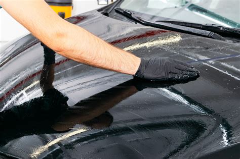 자동차와 마이크로 화이버 천으로 자동차 자세히 개념을 청소 하는 남자 선택적 초점입니다 자동차 적입니다 스폰지와 함께 청소 청소 노동자입니다 마이크로 화이버와 솔루션을