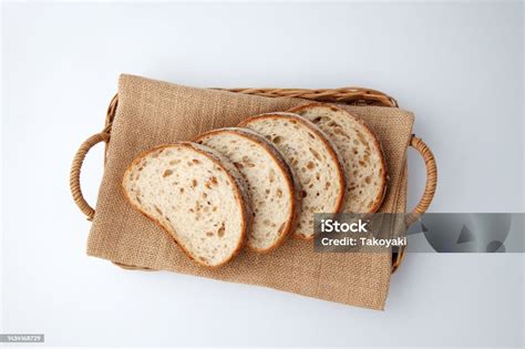 흰색 배경에 고립 된 얇게 썬 호밀 빵 0명에 대한 스톡 사진 및 기타 이미지 0명 갈색 건강한 식생활 Istock