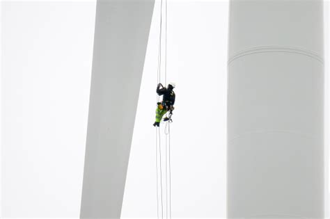 로프 액세스 기술자는 로프에서 풍력 터빈 블레이드의 검사를하고 사진을 찍는 내려오기에 대한 스톡 사진 및 기타 이미지 내려오기 풍력발전기 검사 보기 Istock