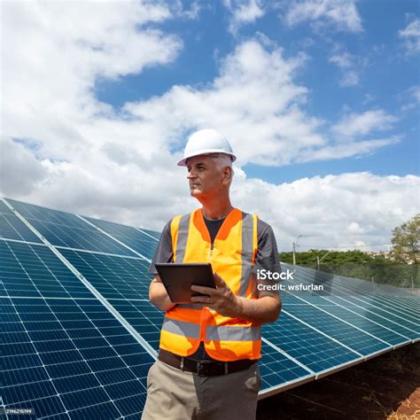 화창한 날 디지털 태블릿으로 태양 전지판을 검사하는 엔지니어 검사 보기에 대한 스톡 사진 및 기타 이미지 검사 보기 기술자 남성 Istock