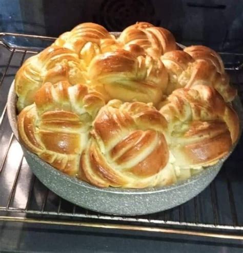 Тестото се замесва с газирана вода и питката става мека като памук