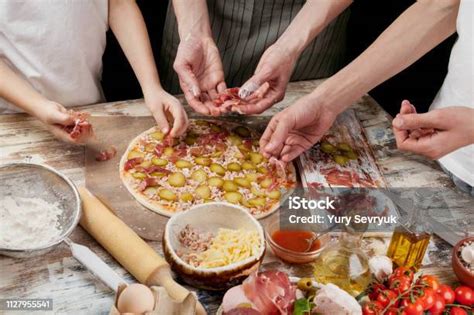 엄마와 그녀의 아이 부엌에 야채와 햄 맛 있는 수 제 피자를 준비합니다 사람들의 손 클로즈업 가정 생활에 대한 스톡 사진 및 기타 이미지 Istock