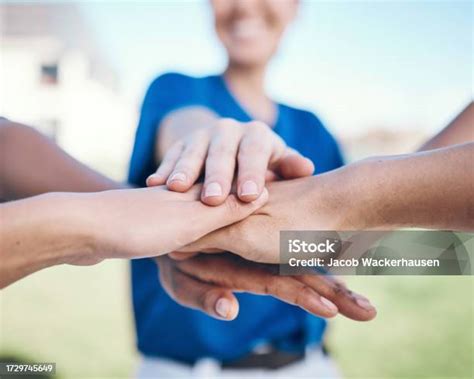 야구 선수 팀 축하 그룹 팀워크 또는 선수 목표 지원을 위해 손을 쌓고 함께 합니다 클로즈업 챔피언 소프트볼 이벤트 우승자 및 사람들이 경기 대회 성공을 축하합니다 소프트볼