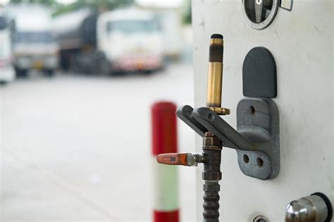 충전 Lpg 역 석유 가스 펌프에서 가스 차량 권총 펌프 총 연료 노즐 대체 에너지 가솔린에 대한 스톡 사진 및 기타 이미지 가솔린 경제 교통수단 Istock