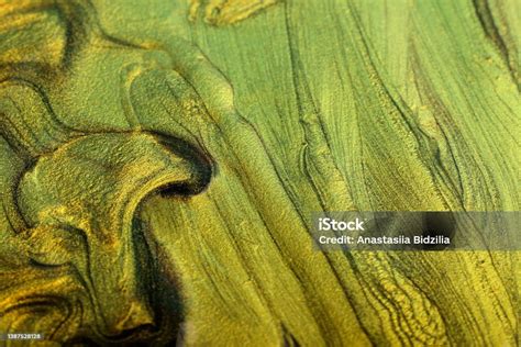 액체 매니큐어의 아름다운 얼룩 유체 예술 기술 골드 대리석 배경 네일 래커 플로우 모던 한 배경 설계를 위한 공간을 복사합니다 수평 배너 0명에 대한 스톡 사진 및 기타