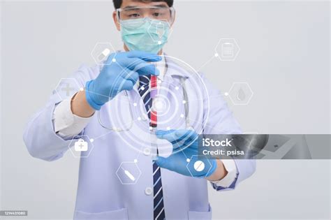 의학 주사기 바이알 앰프와 의사 의사 개업 의료 주사 및 예방 접종 장비 감기와 독감에 대한 스톡 사진 및 기타 이미지 감기와 독감 건강관리와 의술 남자 Istock