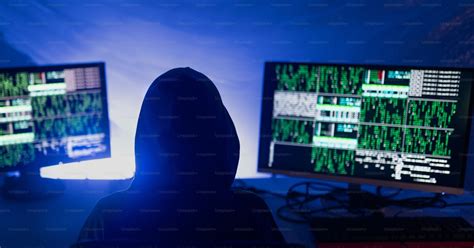 밤에 어두운 방에서 컴퓨터로 해커를 두건으로 한 뒷모습 사이버 전쟁 개념 사진 Unsplash의 소스 코드 이미지