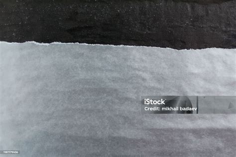 검은 색과 은색 회색 구겨지고 찢어진 오래된 초라한 종이 포스터 텍스처 배경 텍스트에 사용할 수 있습니다 가장자리에 대한 스톡 사진 및 기타 이미지 Istock