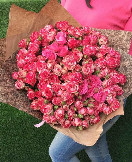 Букет из 25 кустовых роз с эвкалиптом заказать с доставкой в Челябинске ...