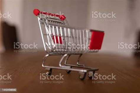 나무 표면에 작은 쇼핑 카트의 근접 촬영 온라인 쇼핑 개념 가상현실에 대한 스톡 사진 및 기타 이미지 가상현실 구매 배달 Istock