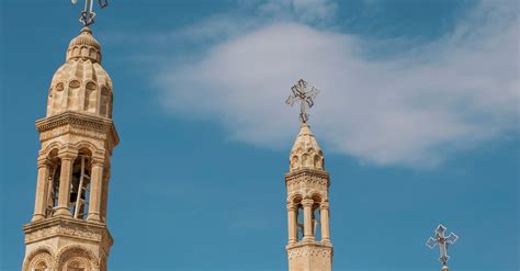 집 밖의 건축 고대의 교회 교회 십자가 교회 첨탑 교회 탑 구름 구름 낀 하늘 기념물 기독교 낮 돌담 돌로 만든 물건 문화 유산 믿음의 장소