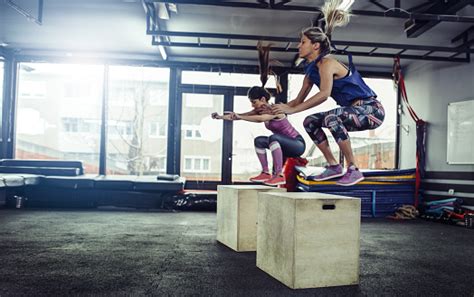 휘트니스 여자 체육관에서 상자 점프 운동을 하 고입니다 교차 훈련법에 대한 스톡 사진 및 기타 이미지 교차 훈련법 체육관