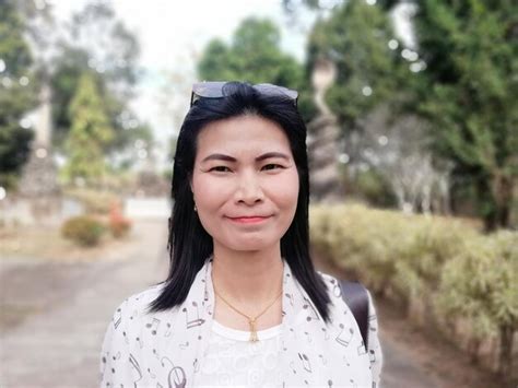 Premium Photo Portrait Of Mature Woman Standing At Park
