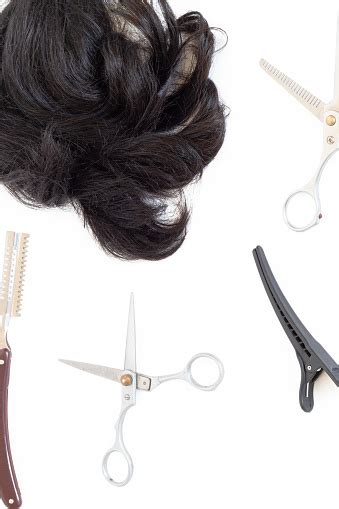 흰색 배경에 한 쌍의 전문 가위 이발사 블레이드 및 헤어 클립으로 둘러싸인 검은 색 자물쇠 이발사 도구와 가발 0명에 대한 스톡 사진 및 기타 이미지 Istock