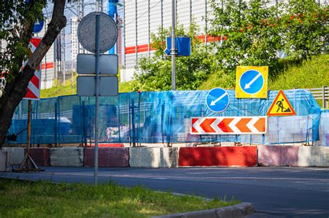 도로공사를 나타내는 표지판이 도로에 설치되어 있습니다 도로에 대한 스톡 사진 및 기타 이미지 도로 러시아 문제 Istock