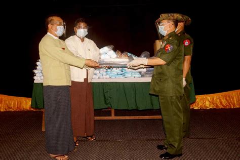 မြင်းခြံမြို့ ပြည်သူ့ဆေးရုံကြီးသို့ တပ်မတော် ကြီး ရေ လေ မိသားစုများက စုပေါင်း၍ Ppe ဝတ်စုံများန