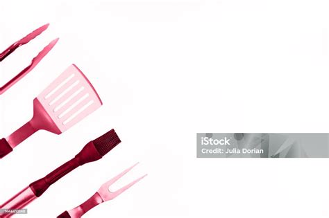 2023년 올해의 컬러 비바 마젠타 바베큐 기구가 있는 이미지는 비바 마젠타의 팬톤 색상으로 톤화됩니다 새로운 패션 색상