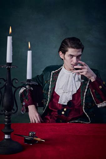 뱀파이어의 이미지에서 무서운 남자의 초상화 드라큘라가 짙은 녹색 배경 위에 유리에서 피를 마시는 모습 인물 사진에 대한 스톡 사진 및 기타 이미지 Istock