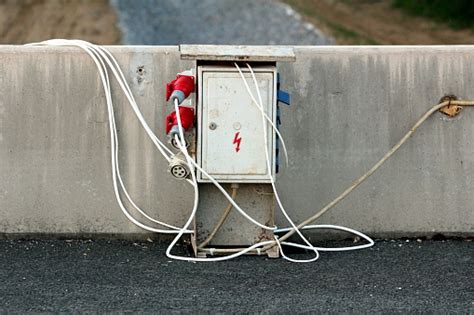 두꺼운 전기 케이블로 연결된 여러 실외 전기 콘센트가 있는 중공업 실외 금속 전기 고전압 상자 0명에 대한 스톡 사진 및 기타 이미지 Istock
