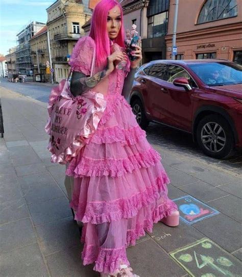 Svtv News On Twitter Девушка сделала эротическое фото на могиле Горшка Но на неё донесли в