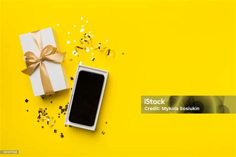 골드 리본과 스마트폰이 있는 기프트 박스를 컬러 배경 상단 보기로 오픈했습니다 빈 오픈 박스 포장 모형 디자인템플릿 브랜딩 모형
