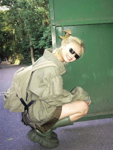 漫 zhang ID zy on 小红书 Cute selfie ideas Pose reference photo Grunge fashion