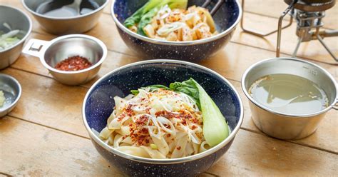 キャンプで食べたい「ビャンビャン麺」！ゆできしめんを使って手軽に作ってみよう 料理・レシピ 【be Pal】キャンプ、アウトドア、自然派