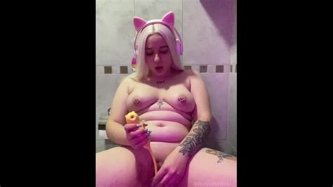 Blonde Teen Masturbates With New Sex Toy