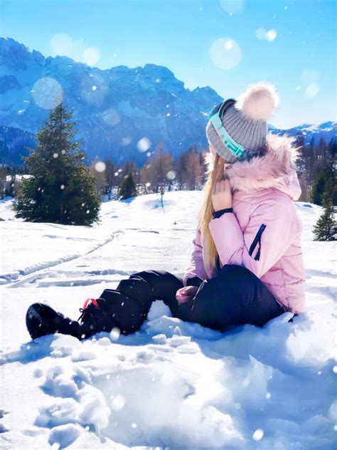 عکس دختر در برف از پشت 2020 ، عکس زمستانی دخترانه ، عکس دختر تنها در زمستان