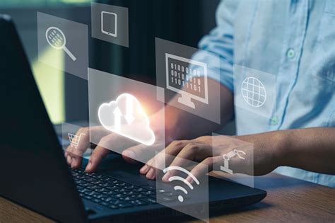 가상 클라우드 및 기술 아이콘 랩톱 컴퓨터를 사용하여 클라우드 컴퓨팅 시스템을 통해 작업을 제어하는 사업가 개념에 대한 스톡