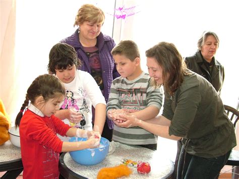 Деца с аутизъм участват в арт терапия Родителите обаче също трябва да знаят какво да правят