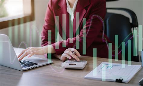 재무 데이터 보고서 회계 문서 및 사무실에서 노트북 컴퓨터 비즈니스 개념을 계산하기 위해 계산기로 작업하는 사업가 개념에 대한 스톡 사진 및 기타 이미지 Istock