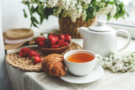 차 한잔 크루아상 딸기와 라일락 바구니 여름 아침의 미학 건강한 식생활에 대한 스톡 사진 및 기타 이미지 건강한 식생활 기록보관용 꽃 식물 Istock