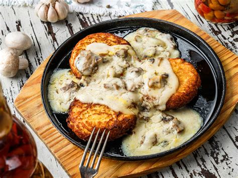 Покладіть на шар картоплі гриби та посипте тертим сиром Деруни запечені в духовці Читайте на