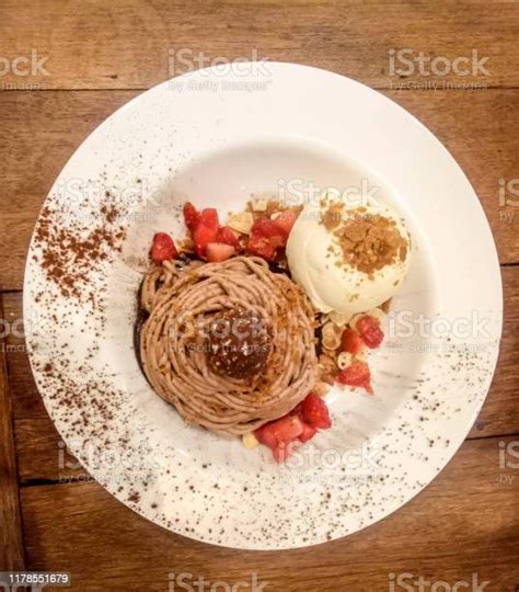 라즈베리 베리 블루 베리 딸기 초콜릿과 다양한 맛의 크림 전문 아이스크림 한 스쿱과 신선한 과일 0명에 대한 스톡 사진 및 기타