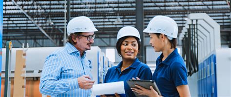 성인 남성 기업가 관리자와 여성 엔지니어 기술자의 다민족 그룹이 이야기에 대해 토론하고 공장에서 함께 일합니다 물류 산업 비즈니스 산업 직업 또는 직장 개념의 사람들