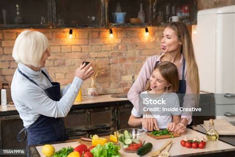 부엌에서 딸과 손녀와 함께 셀카를 찍는 행복한 선임 여성 가정 생활에 대한 스톡 사진 및 기타 이미지 가정 생활 가정 주방 가정의 방 Istock