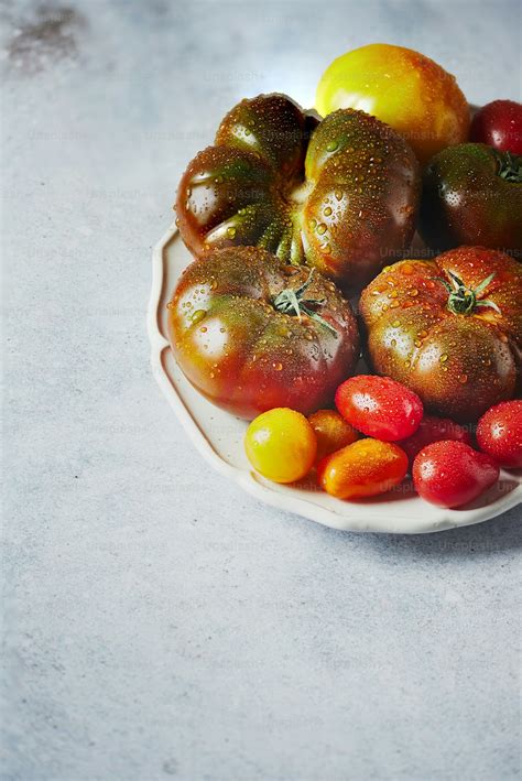 다양한 종류의 과일로 가득 찬 흰색 그릇 사진 Unsplash의 토마토 이미지