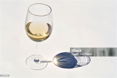 흰색 빈 복사본 공간 배경에 반사 그림자 효과 함께 화이트 와인 글라스 그림자에 대한 스톡 사진 및 기타 이미지 그림자