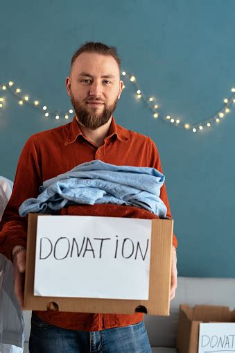 가난하고 궁핍한 사람들을 위해 낡은 헌 옷으로 가득 찬 기부 상자를 들고 웃는 남자의 초상화 기부 및 자선 35 39세에 대한 스톡 사진 및 기타 이미지 Istock