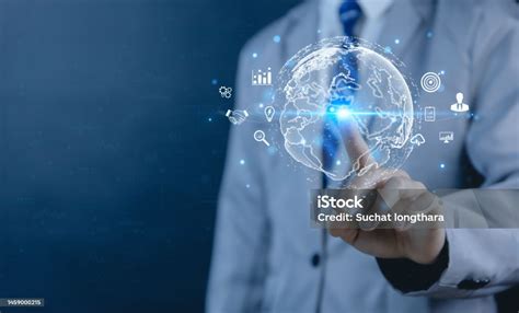 지구를 만지는 사업가 기술과 아이콘 디지털 링크 기술 글로벌 성공 빅 데이터 3차원 형태에 대한 스톡 사진 및 기타 이미지