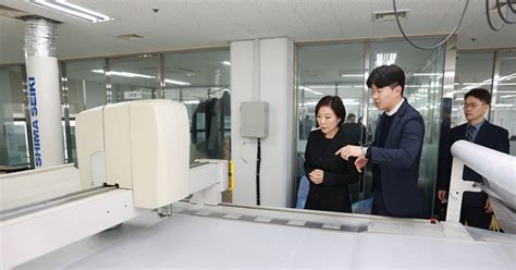 국산 의류 등 만드는 56만 소공인 지역 성장동력으로 키운다 국산 의류 등 만드는 56만 소공인 지역 성장동력으로 키운다