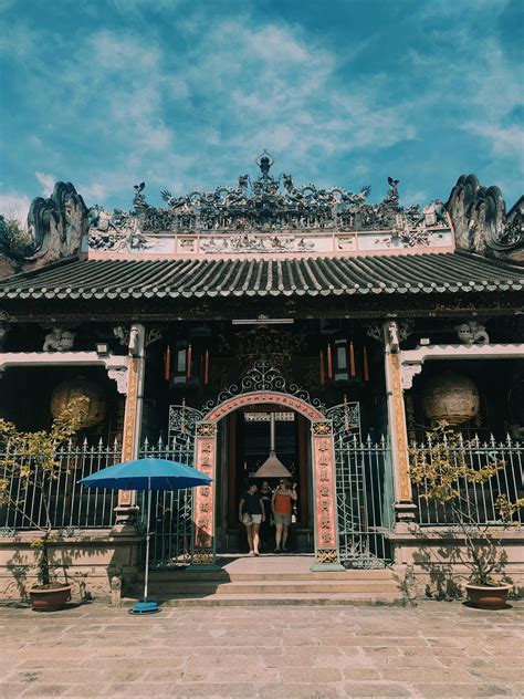 집 밖의 건물 건축 걷는 남자 경치 경치 좋은 전망 고대 건물 고대 사원 관광 관광객 기둥 남자 닌빈 닌빈성 독특한 아키텍처 동남아시아 랜드