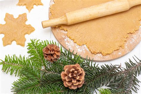 크리스마스와 새해를 축하하는 전통 가족이 운영하는 홈 베이커리는 전통적인 휴일 과자를 준비합니다 압연 진저 브레드 반죽 눈송이의 형태로 테스트에서 진저 브레드 쿠키의 배경에