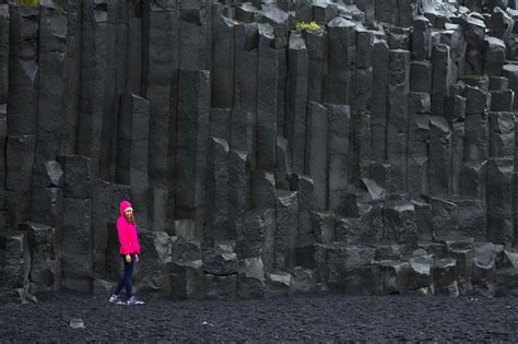 아이슬란드 블랙 비치의 현무암 기둥에 서 있는 아시아 여성의 모습 레이니스피야라 비치 아이슬란드 에서 가장 아름다운 검은 모래 해변 여름 십대에 대한 스톡 사진 및 기타