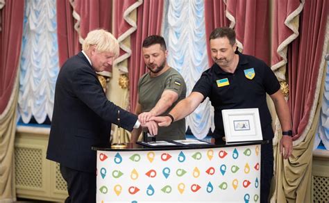 Нову марку Укрпошти до Дня Незалежності у Києві погасили Зеленський та Джонсон Вечірній Київ