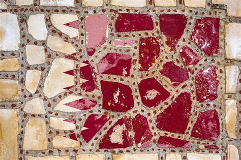 돌 벽 배경에 카타르의 국기 돌 질감 배경에 플래그 배너 프리미엄 사진