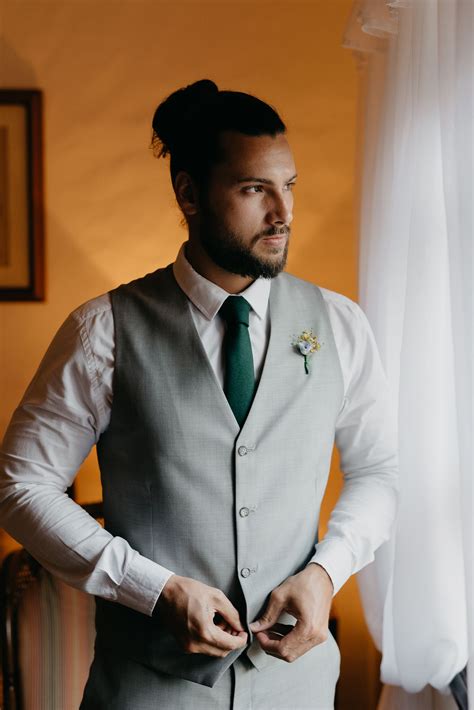 Noivo De Traje Cinza Com Gravata Verde Ternos De Casamento Cinza Traje Noivo E Padrinhos